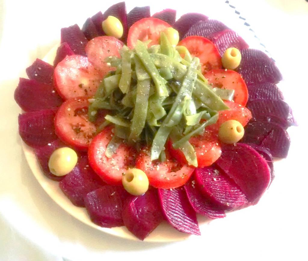 Ensalada fresca de remolacha, tomates.......