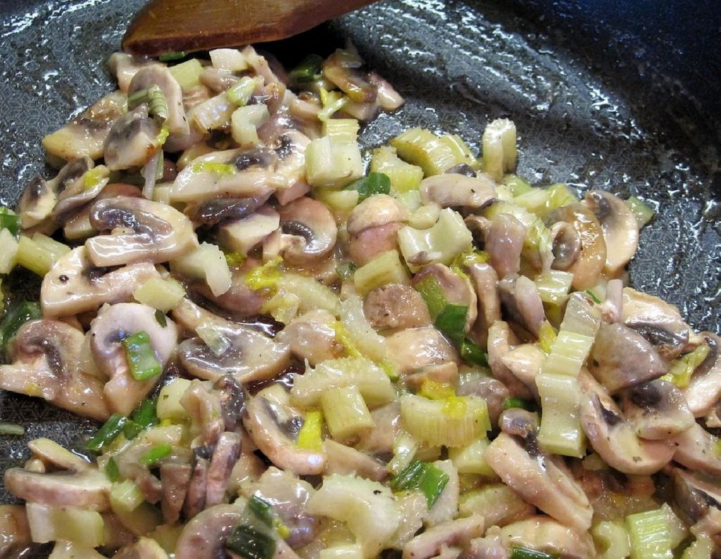 Hongos frescos acompañados con papas al natural - Recetas Saludables